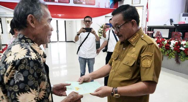Walikota Bitung Maurits Mantiri Serahkan Sertifikat Redistribusi Tanah ...