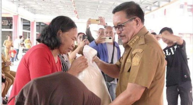 Walikota Bitung Maurits Mantiri Luncurkan Program Bantuan Pangan Beras ...